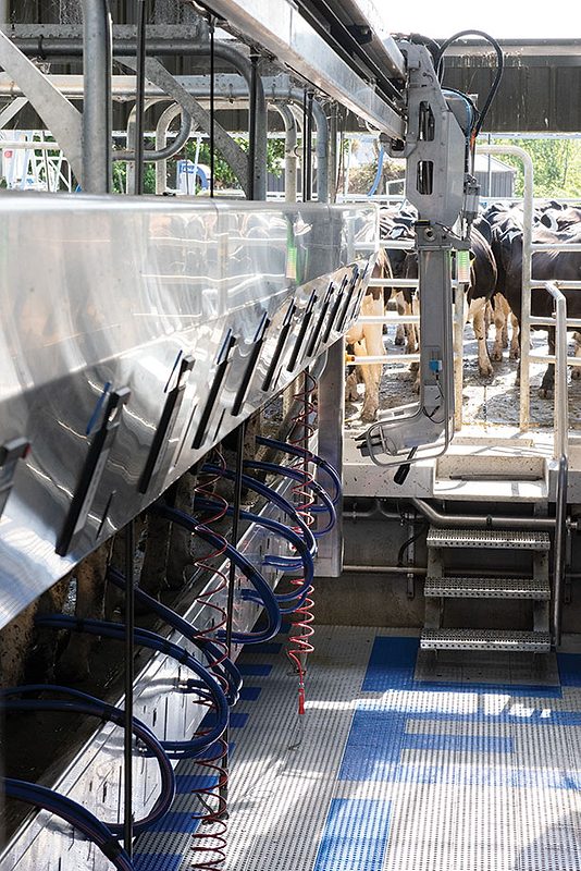 New spraying system aims to automate teat prep in U.S. parallel parlors ...